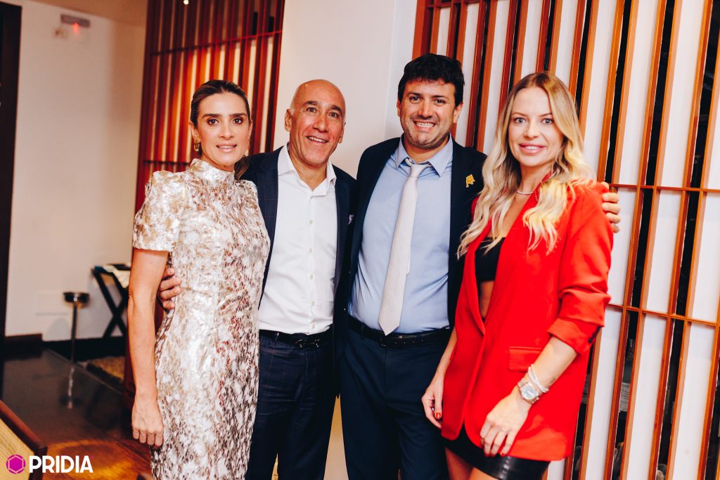 Luana Finger e Pablo Spyer posam ao lado de personalidades famosas ...